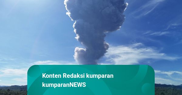 Foto: Gunung Ibu Kembali Muntahkan Abu Vulkanik Setinggi Lima Kilometer | kumparan.com